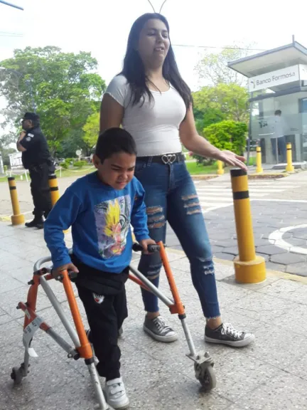 Ian debe ir al Hospital Garrahan y sus padres venden rifas para ...