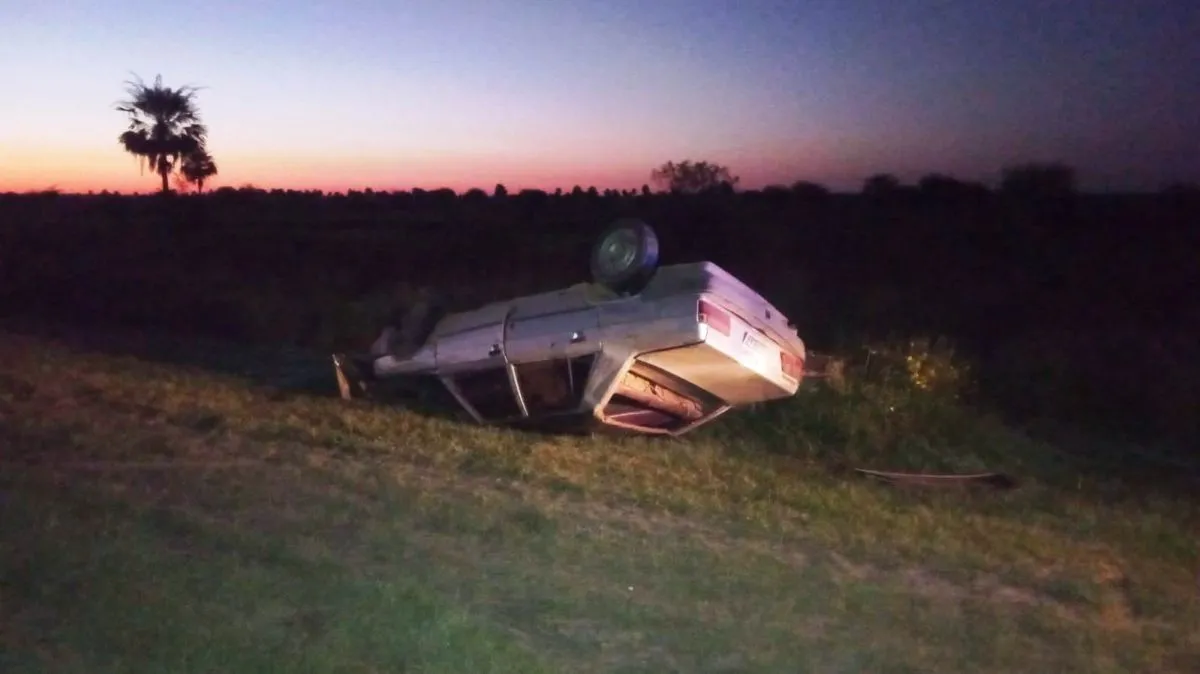 Un auto volcó al reventar un neumático y el conductor se salvó de ...