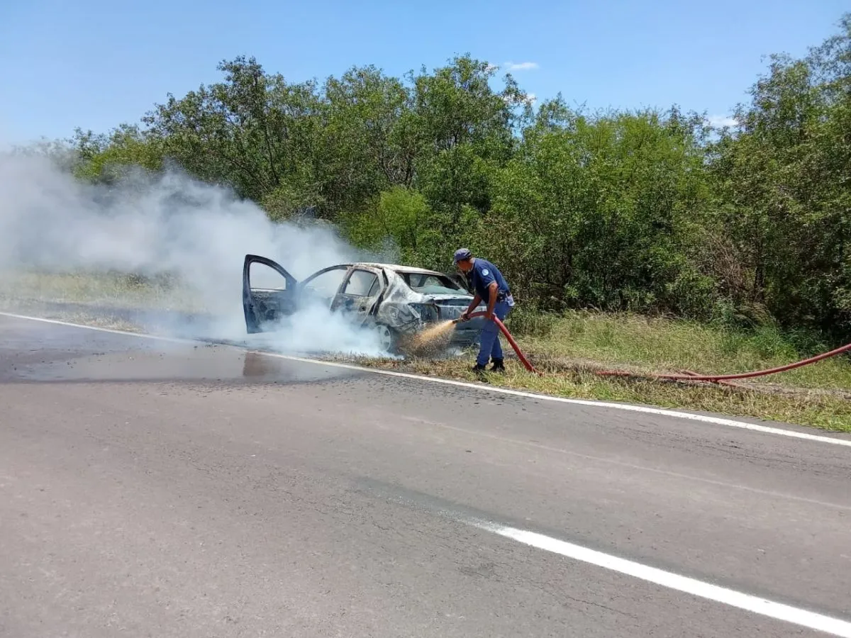 Renault Logan se incendió en ruta y sus ocupantes salieron ilesos ...